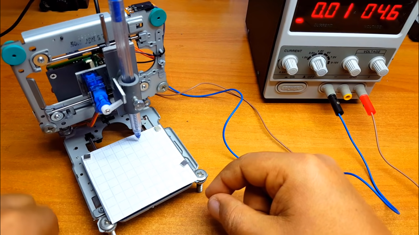 Mini-plotter com leitores CD-ROMs antigos - Sesc São Paulo : Sesc São Paulo